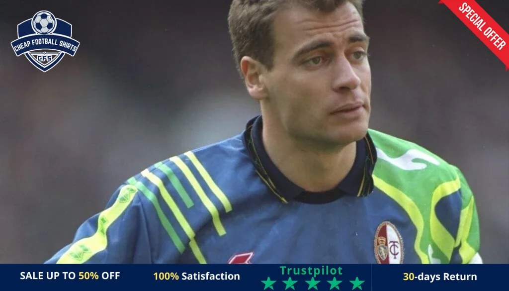 Italy goalkeeper top - List 10